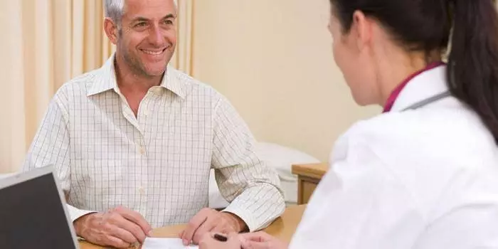 Homme au rendez-vous chez le médecin