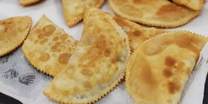 Pastéis fritos recheados com batatas