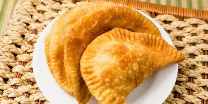 Pastéis prontos em um prato