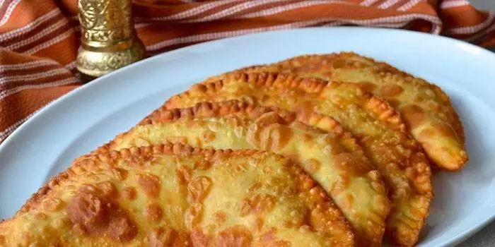 Chebureks នៅលើនំកុម្មង់នំនៅលើចាន