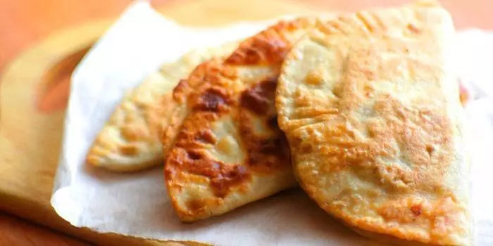 Chebureks cozinhados de acordo com a receita da Crimeia