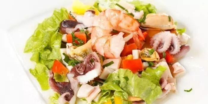 Salad cocktail hải sản trên đĩa