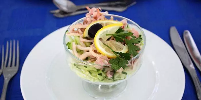 Một tô với salad cocktail mực