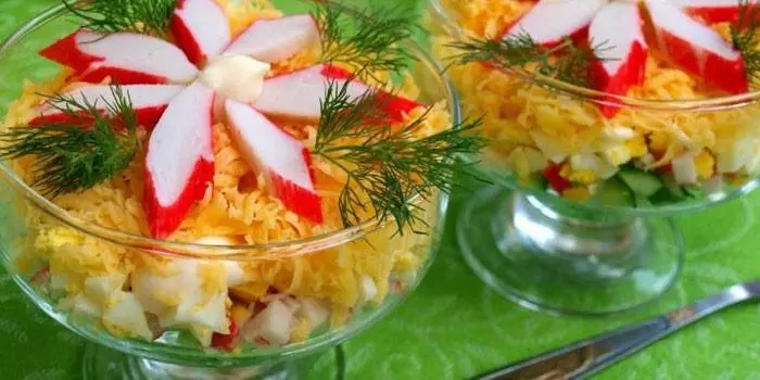 Hai bát với một phần salad cocktail thanh cua