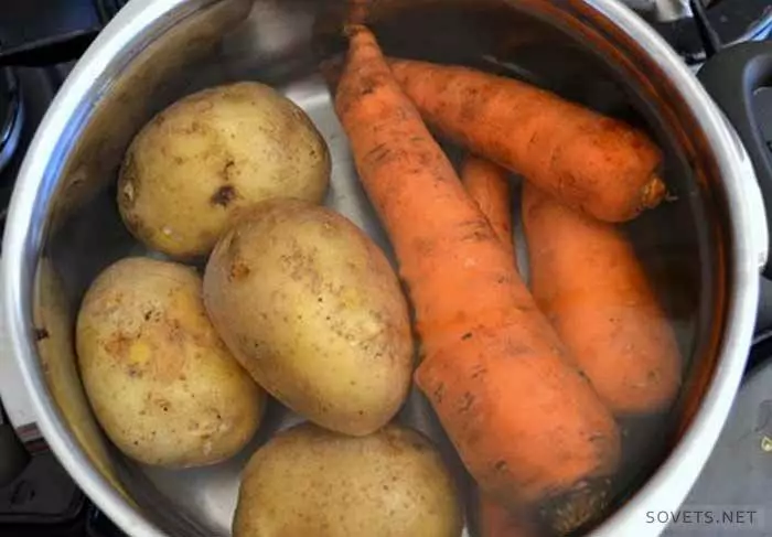 Potatis och morötter i en kastrull