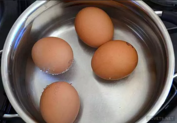 Αυγά στο νερό