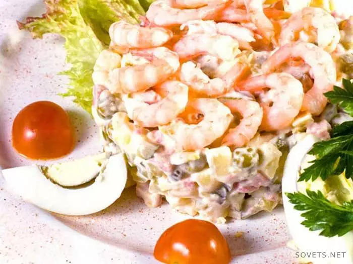 Olivier salata s jezikom i škampima