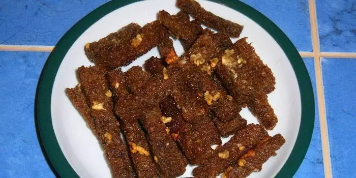 Rusks sareng bawang bodas tina roti Borodino