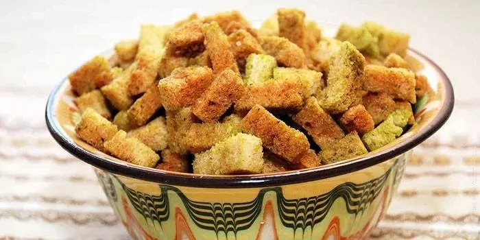 Croutons asin dina mangkok