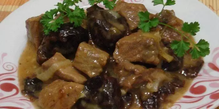 សាច់គោអាំងជាមួយ prunes នៅលើចាន