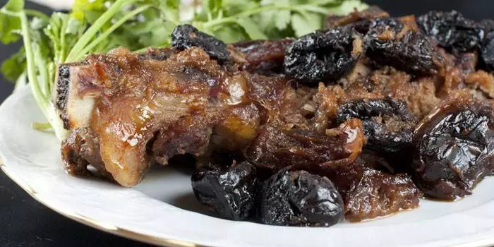 ស្មាសាច់គោជាមួយ prunes