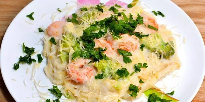 Fettuccine karo urang ing saus keju