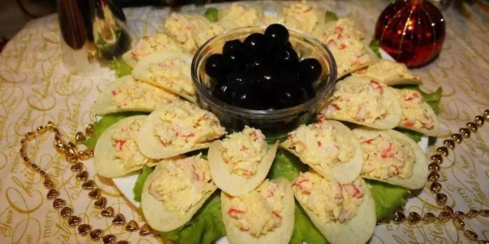 Insalata di granchio su patatine