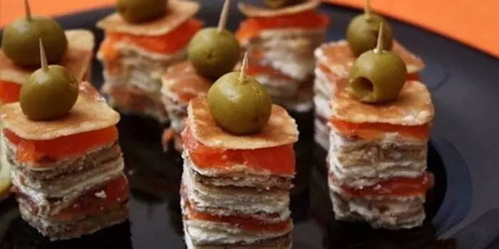 Canapés avec frites sur une assiette