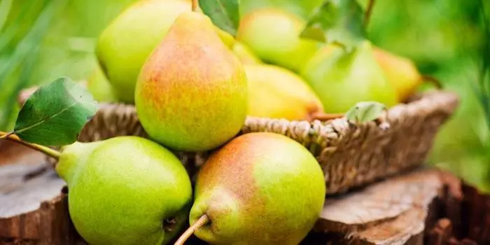 Pears maka compote