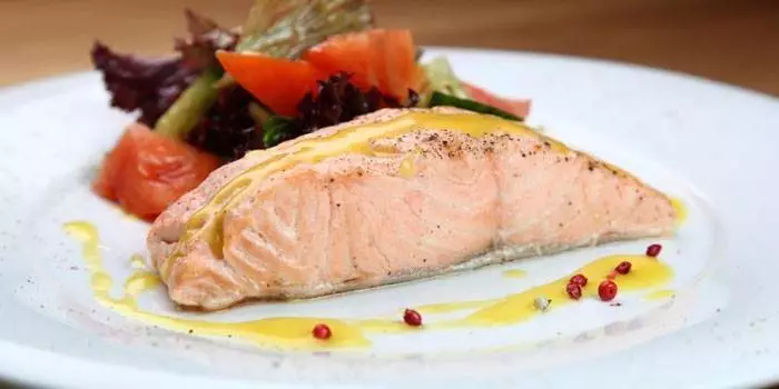 .Filet coho -salm met sous en slaai