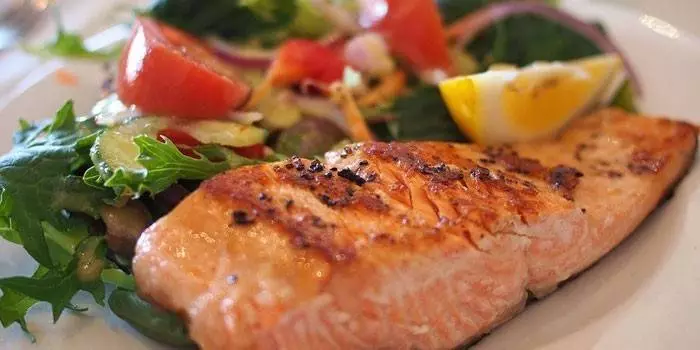 Salat ilə bişmiş coho somon filesi