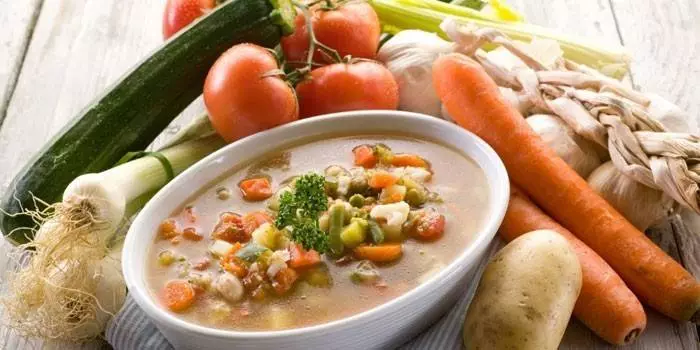 Verduras y sopa de verduras en un plato