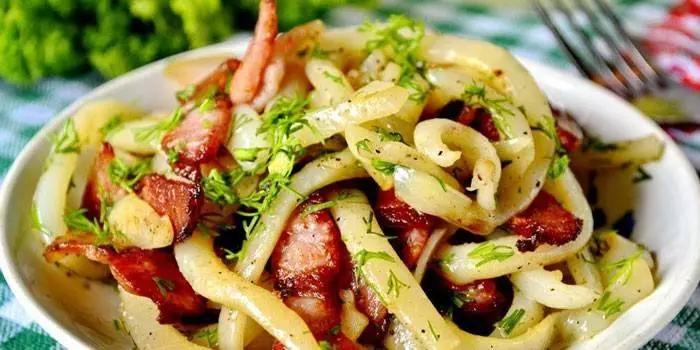 Salad cumi goreng bawang putih lan daging babi