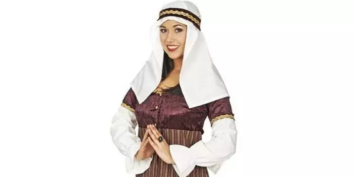 Meisie in Arabiese kostuum