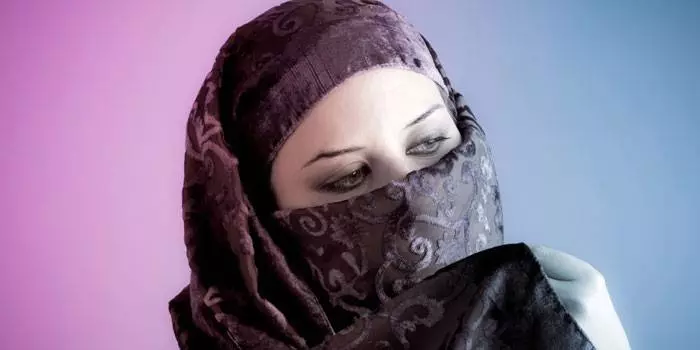 Burka kiygan qiz