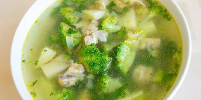 चिकन शोरबा के साथ ब्रोकोली सूप