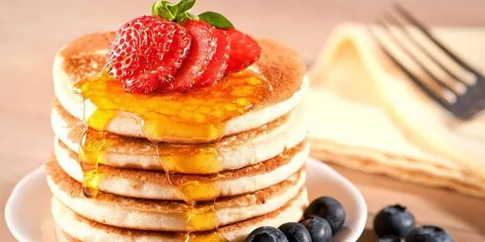 Giləmeyvə ilə hazır pancake yığını