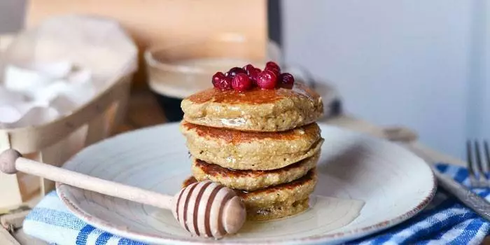 Pancakes Oatmeal bi mûz