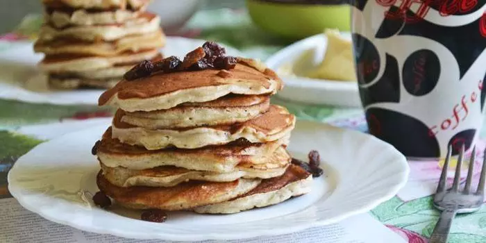 Pancankên klasîk ên bi mûz û fêkiyên hişkkirî