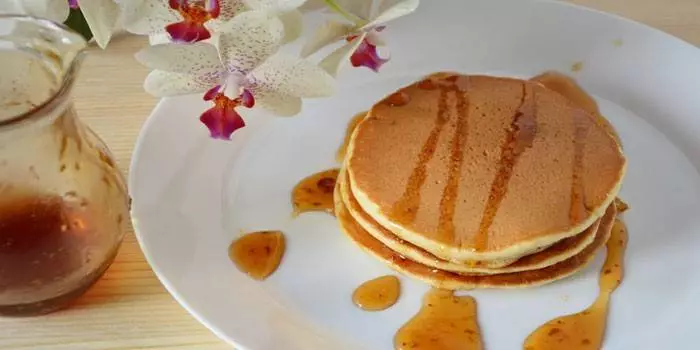 Pancakes li ser kefir bi mûzê li ser sifrê