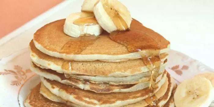 Pancakes banana bi şîr û hingiv