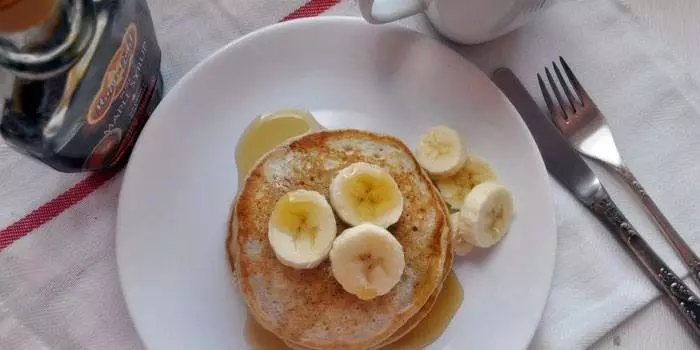 Pancakes banana li ser sifrê