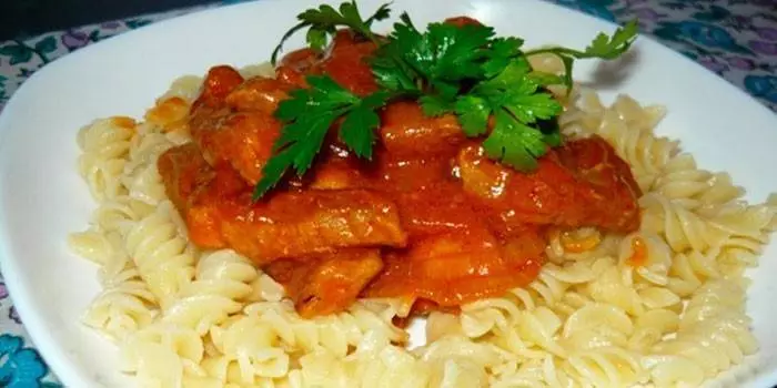 Ezi anụ ezi e ghere eghe na tomato ihendori na pasta maka ịchọ mma