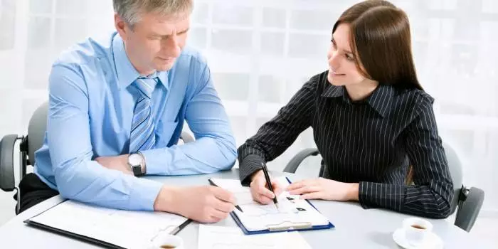 Uomo e donna sul posto di lavoro