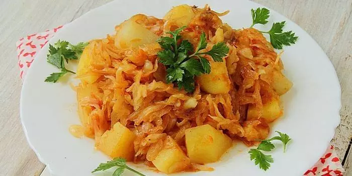 আলু সঙ্গে stewed বাঁধাকপি