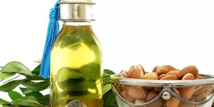 Minyak argan dalam botol dan buah argan