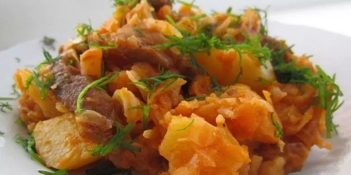 Eintopf aus Kartoffeln, Kohl und Schweinefleisch