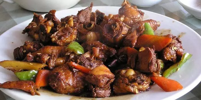 Wok-pritong manok na may mga gulay