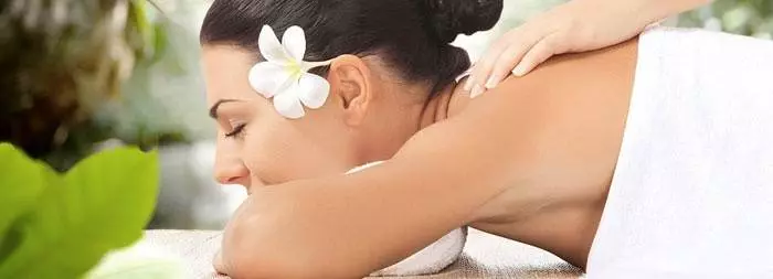 A massagem relaxa o corpo e tem um efeito benéfico no sistema nervoso.