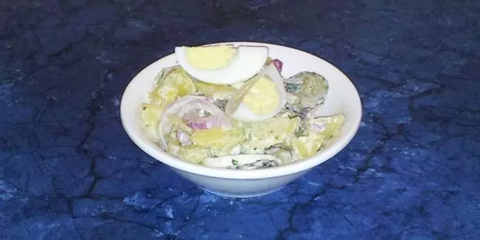 Salotos su bulvėmis, virtais kiaušiniais ir marinuotais agurkais