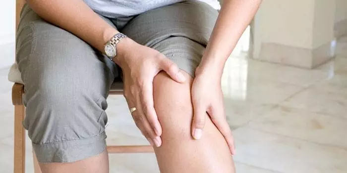 女性は膝の痛みがあります
