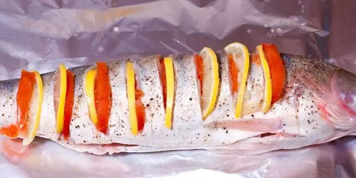用西紅柿和檸檬烤的鱸魚