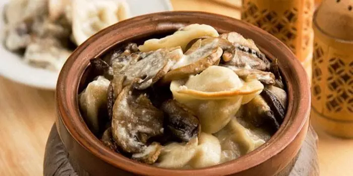 Dumplings bil-champignons u krema qarsa f'borma