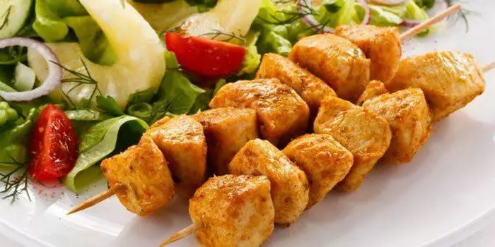 Chicken breast kebab with salad