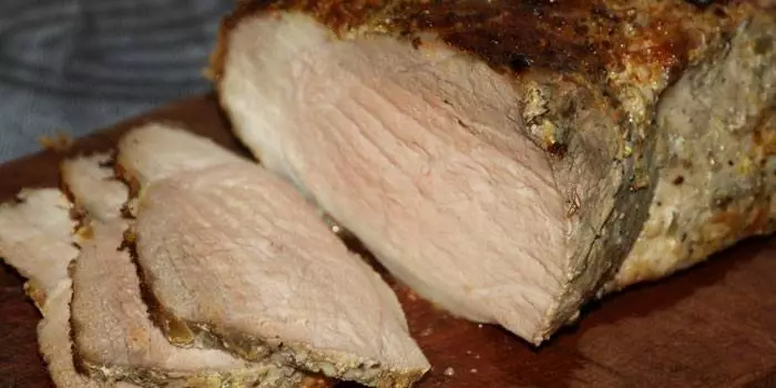 חתיכות בשר חזיר מבושל על קרש חיתוך
