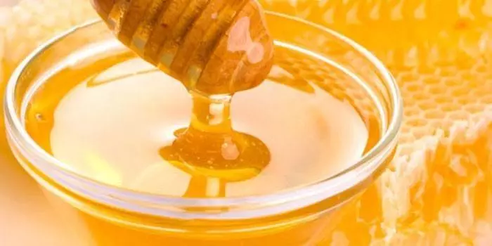 العسل في الأواني الزجاجية وأقراص العسل