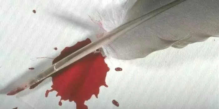 Picătură de sânge și pene