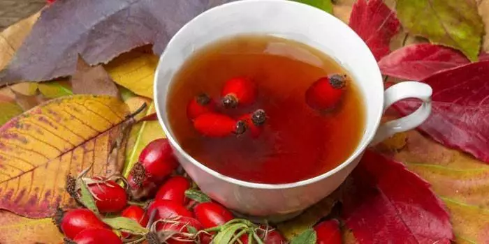 Rosehip decoction yn in beker