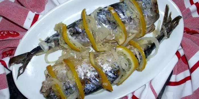 Mackerel ជាមួយក្រូចឆ្មានិងខ្ទឹមបារាំងនៅលើចានរាងសំប៉ែត