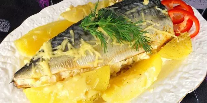 Cenazeyê mackerel bi penêr û kartolan tê pijandin